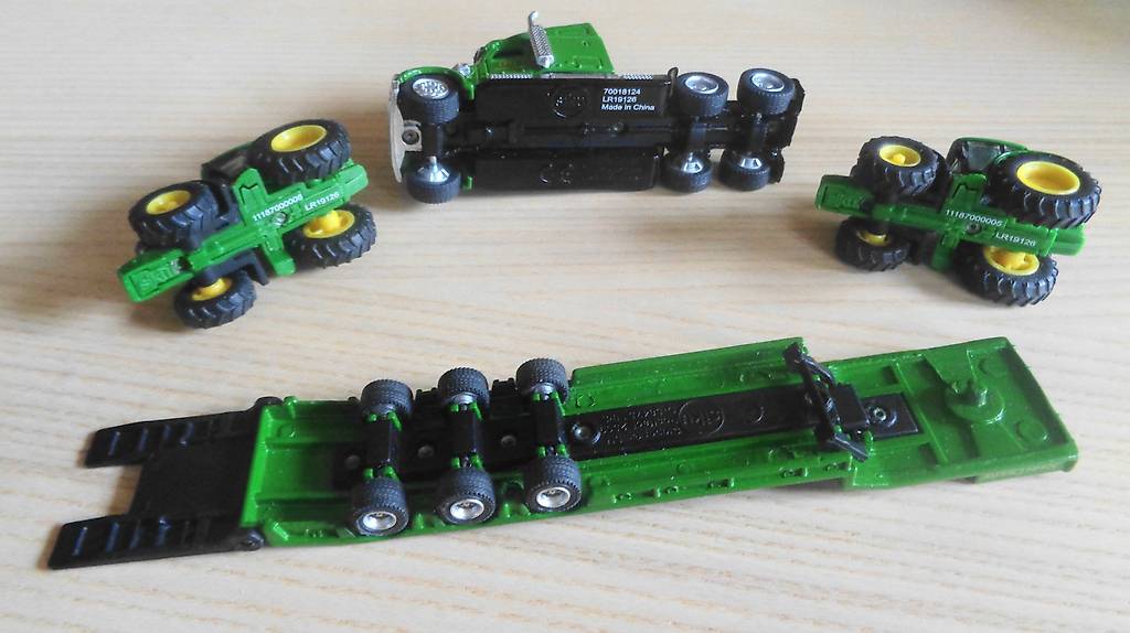 Siku Farmer Tieflader John Deere mit Traktoren / Metall im Kanton St. Gallen - tutti.ch