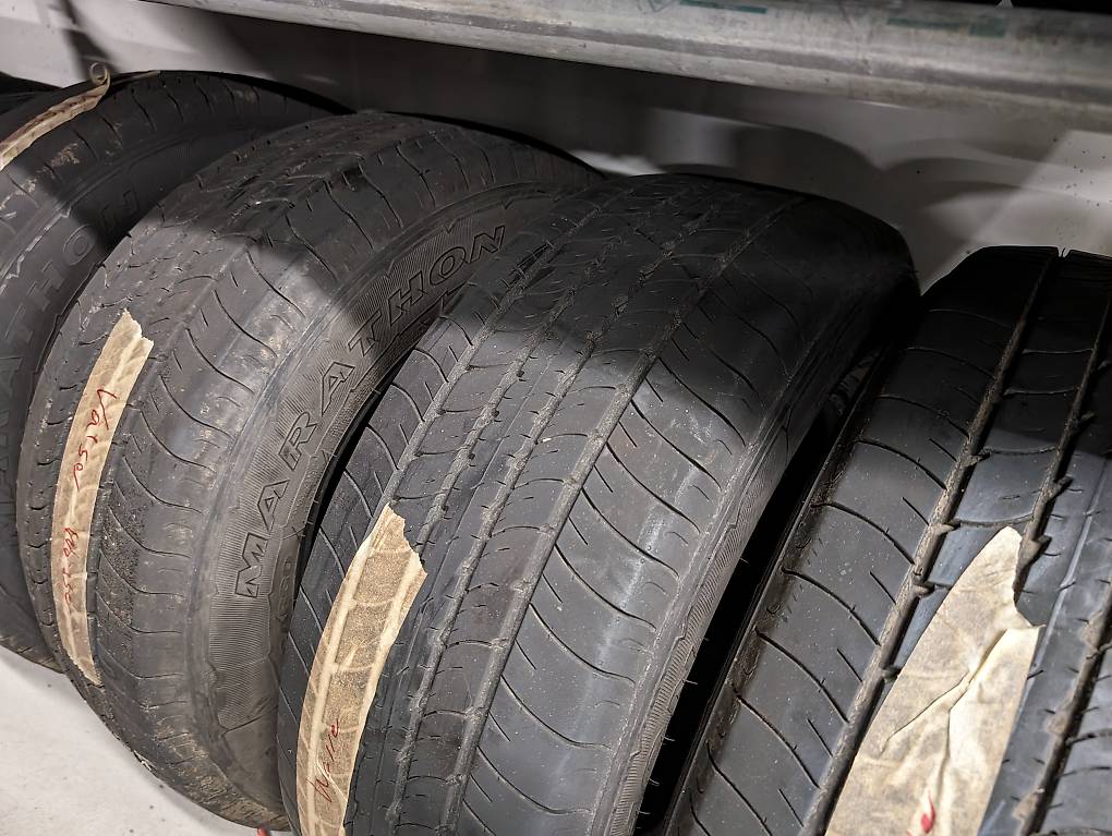 vier Pneu Reifen 235/65R16C im Kanton Obwalden - tutti.ch