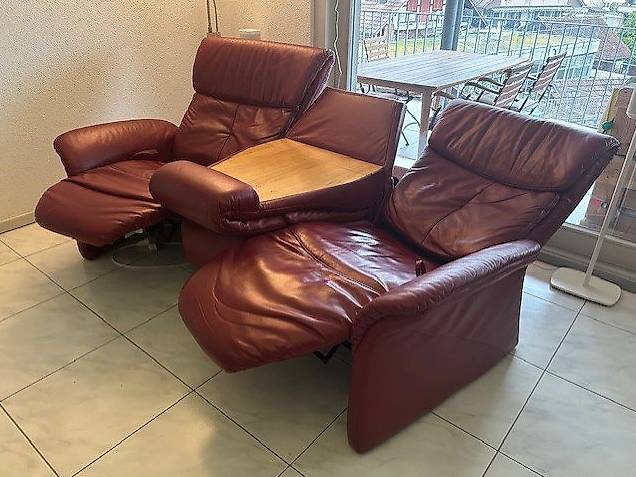 Trapezsofa Mit Relaxfunktion Und Tisch