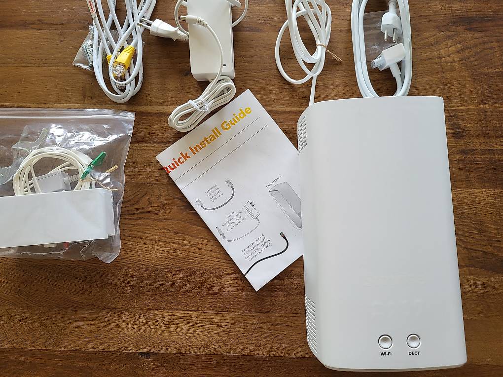 Glasfaser Modem von Sagemcom mit diversen Anschlusskablen im Kanton ...