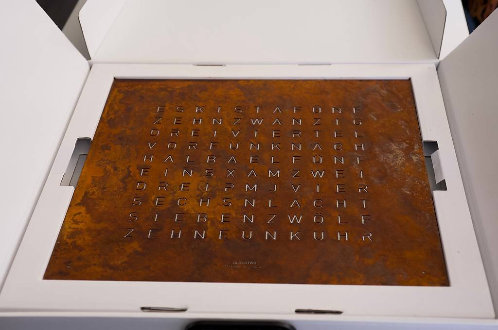 Qlocktwo Classic Rust DE BLACK BODY fabrikneu - Hammerpreis! im Kanton ...