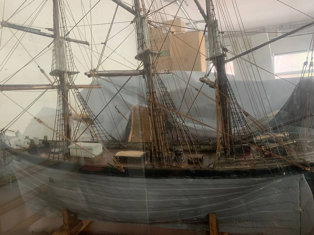 Schiffsmodell antik mit Glasvitrine, beleuchtet im Kanton Wallis - tutti.ch