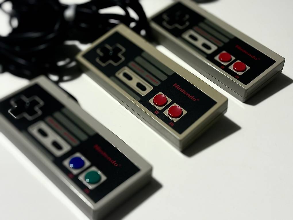 NINTENDO NES KONSOLE, DREI CONTROLLER, FOUR SCORE, PAL im Kanton Zürich ...