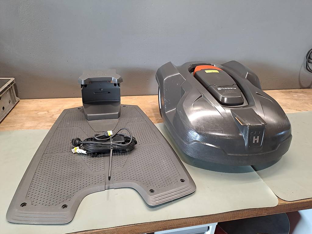 Rasenmäh-Roboter Automower Husqvarna 420 mit Ladestation im Kanton St. Gallen - tutti.ch