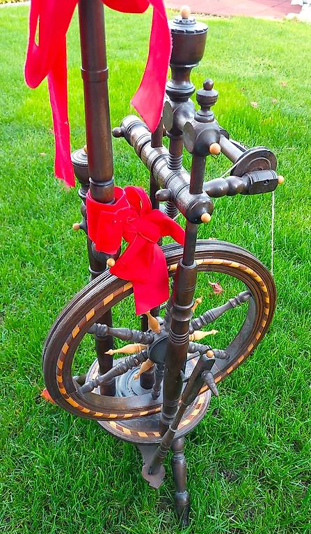 gedrechseltes Spinnrad mit Spinnrocken und Flachs im Kanton Schwyz ...