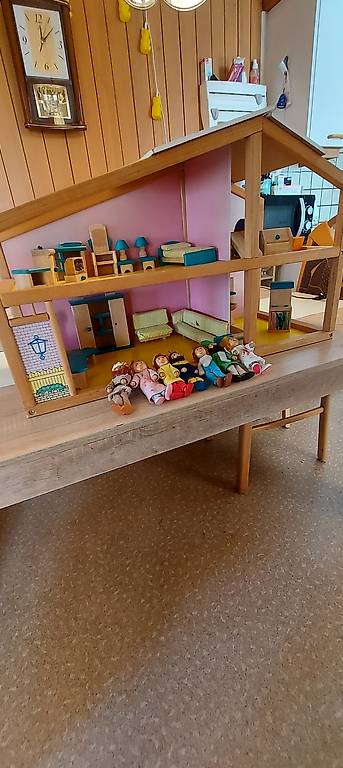 Holz Puppen Haus Mit 7 Puppen Und M bel Canton Berne Tutti ch holz-puppen-haus-mit-7-puppen-und-m-bel-canton-berne-tutti-ch