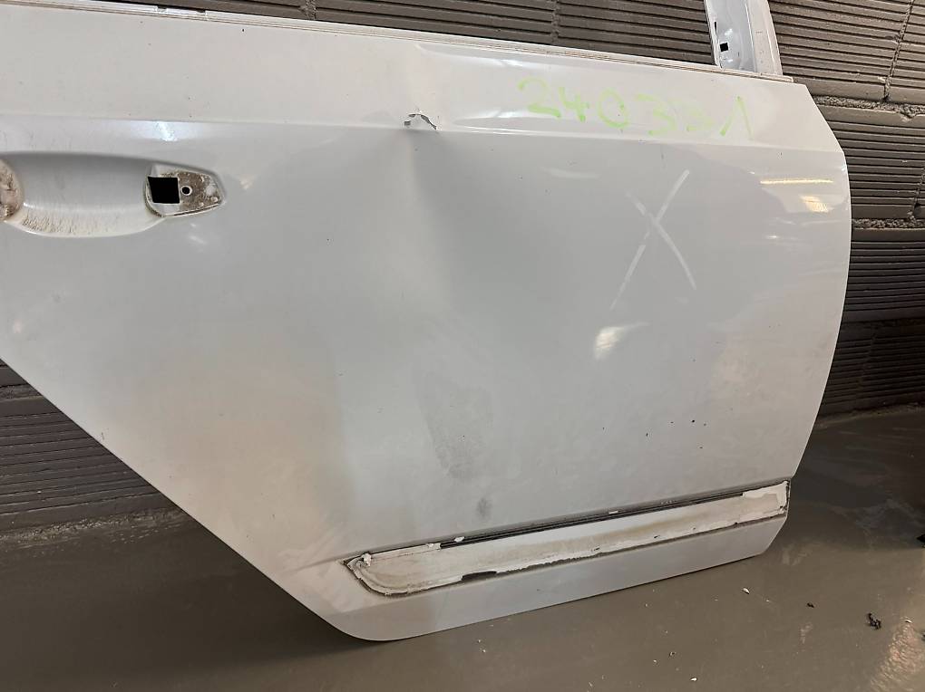 Skoda Octavia Combi (5E5)(01.2013->) - Tür hinten rechts im Kanton Bern ...