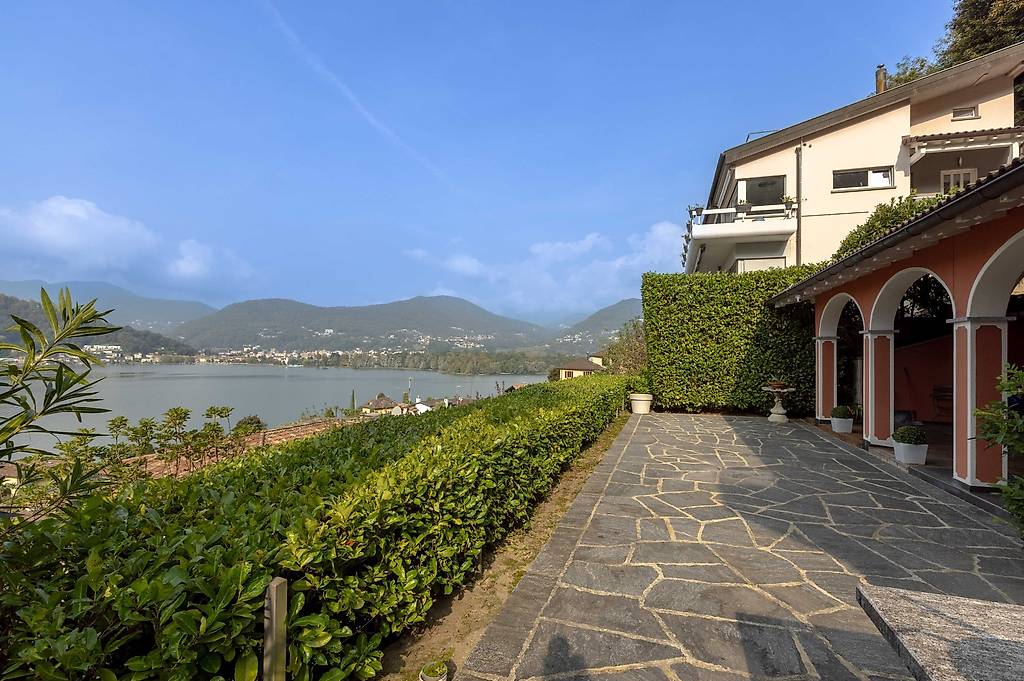 STUPENDA VILLA 5.5 LOCALI CON VISTA LAGO IN COLLINA D'ORO Cantone ...