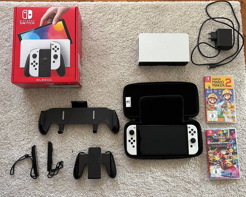 Nintendo Switch OLED inkl. Tasche, Mario Kart 8 & Zubehör im Kanton Basel-Landschaft - tutti.ch