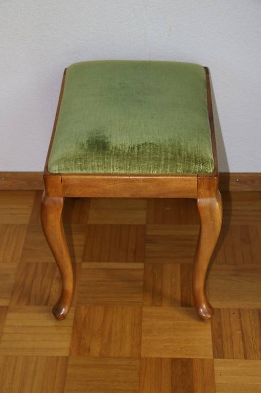 antiker Hocker mit grünen Samtbezug im Kanton Luzern - tutti.ch