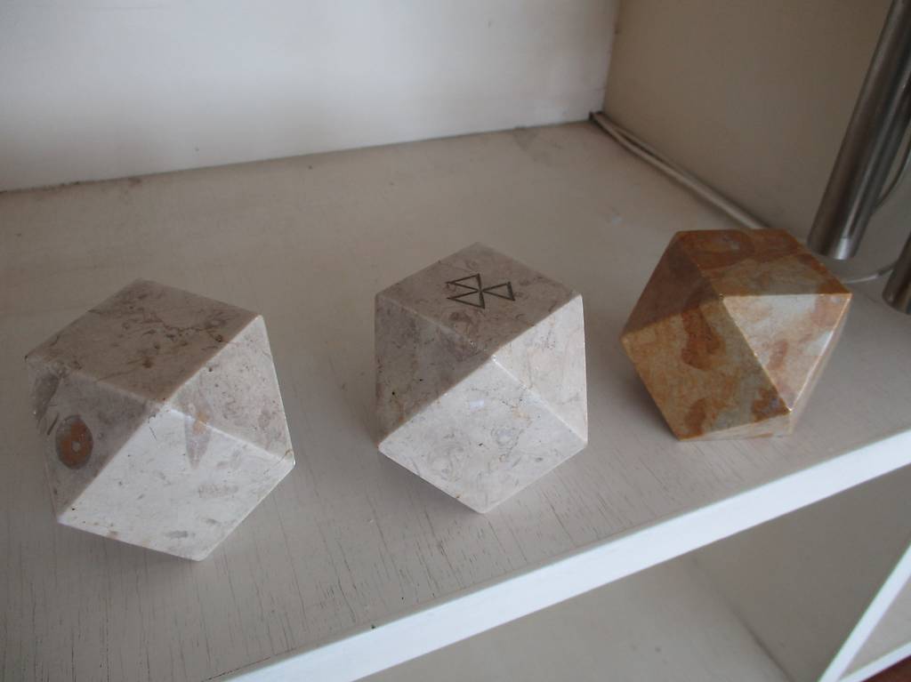 12-Eck-Würfel Dodekagon Polygon aus Marmor Stein Skulptur im Kanton ...