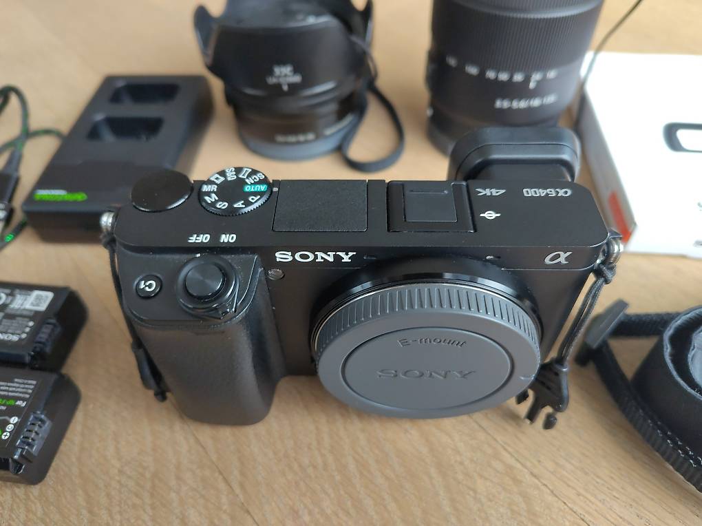Sony Alpha 6400 Set (inkl. 2 Objektiven 18-135 & 16-50) im Kanton ...