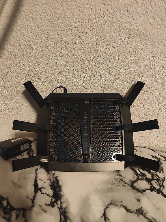 Nighthawk X6 Triband WiFi Router, R8000 im Kanton Schwyz - tutti.ch