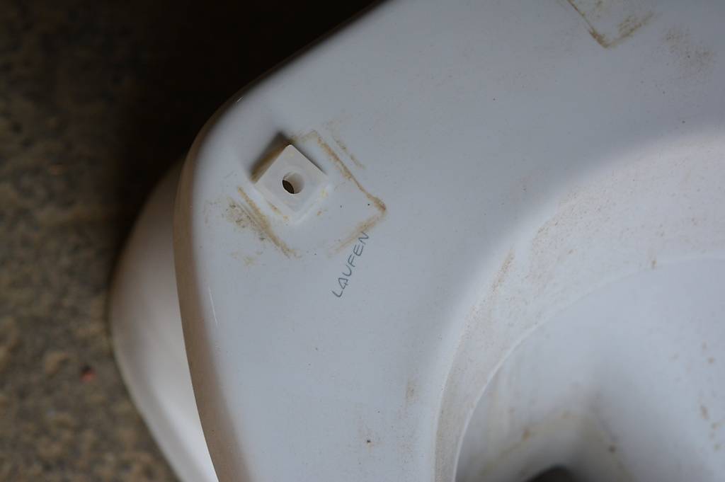 Waschbecken & Stand WC Laufen aus Umbau Canton Appenzell Rhodes ...