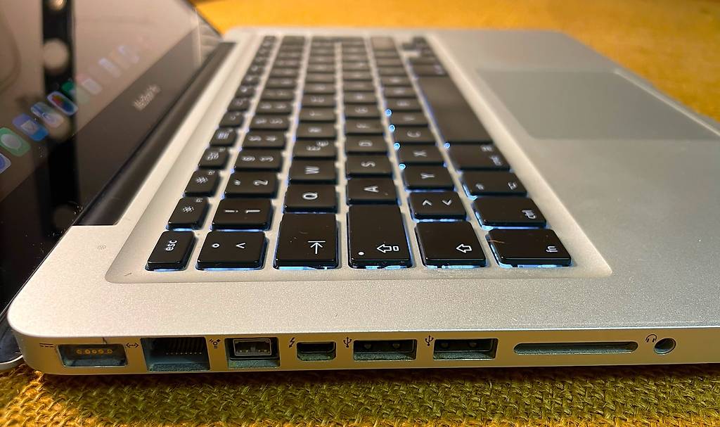 Macbook Pro 13" Glare-Widescreen mit 24" LED Cinema Monitor im Kanton ...