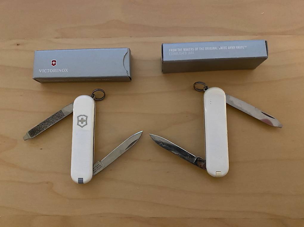 Victorinox Escort weiss (2 Stück, neu in Originalverpackung) im Kanton ...