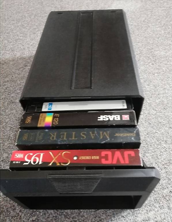 VHS Box für 9 VHS Kassetten im Kanton Bern - tutti.ch