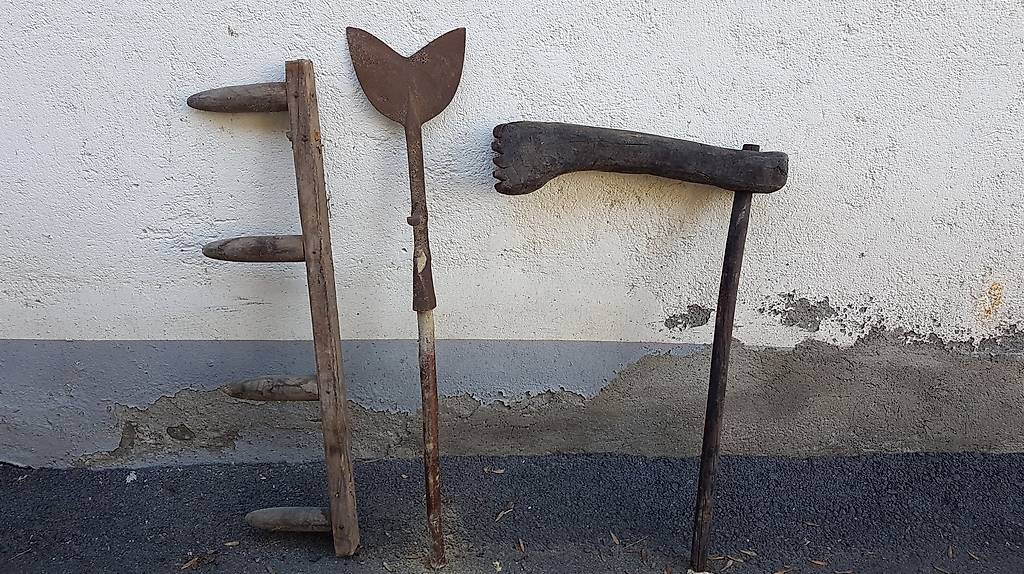 Antichi attrezzi rurali, contadini / Alte Bauerwerkzeuge Canton Tessin ...