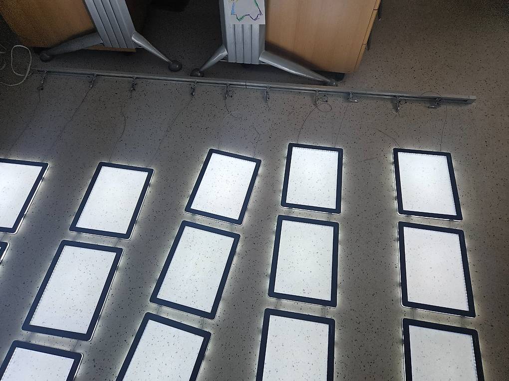 Seil-Display-System A4 / LED Schaufenster-Werbung / Display im Kanton ...