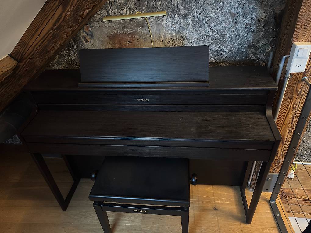 Piano Roland hp 704 inkl. Klavierbank im Kanton Solothurn - tutti.ch