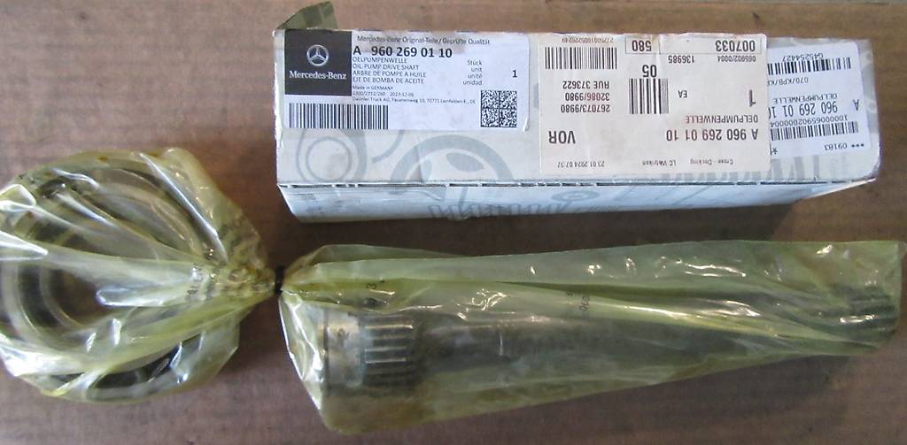 Mercedes Nebenantrieb, mit Hydraulikpumpe und Hydrauliktank im Kanton ...