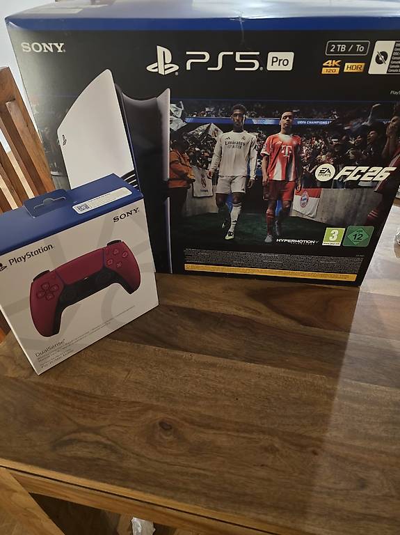 UNGEÖFFNET: PS5 Pro 2TB, 2 Controller (Cosmic Red) + FIFA 26 im Kanton ...