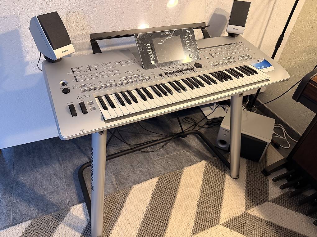 Yamaha Tyros 4 mit Lautsprechersystem und Taschen im Kanton Aargau ...