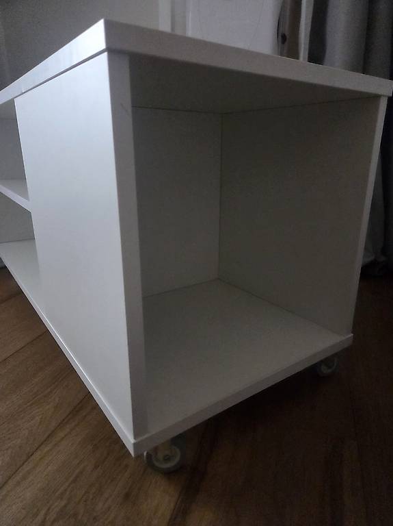 IKEA VIHALS TV-Lowboard weiss mit Rollen im Kanton Zürich - tutti.ch