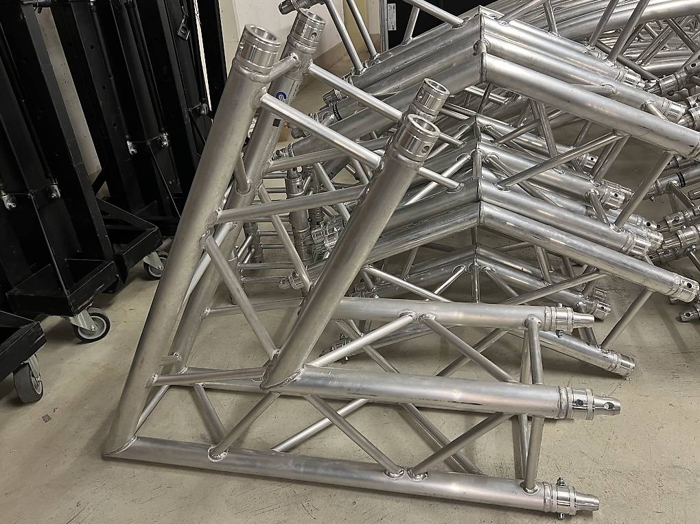 Grosser Traversenposten F34 / FD34 / Global Truss / Kreis im Kanton St ...