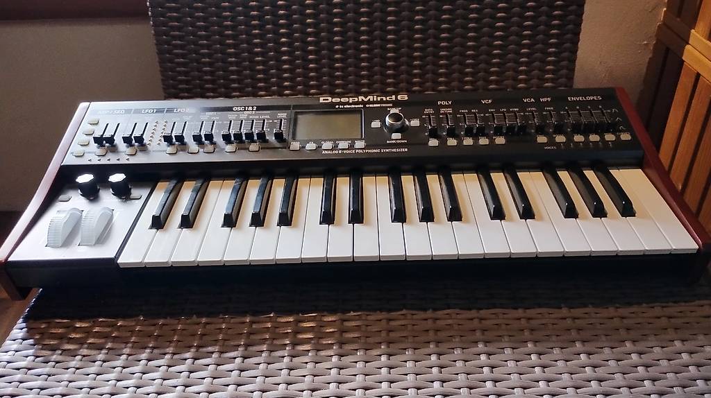 Behringer Deepmind 6 Synthesizer + Roland TD7 Drum Module im Kanton ...