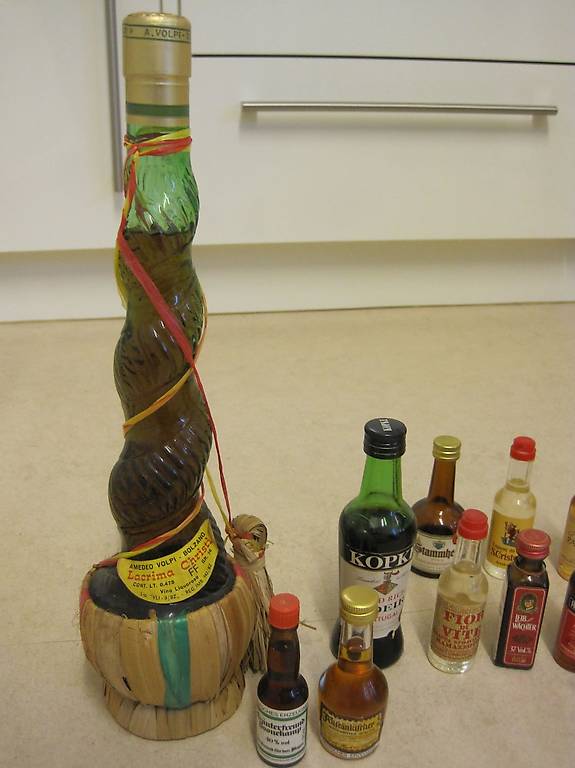 18x Mini-Schnaps-Flasche Fläschli + 1 Wein Lacrima Christi im Kanton ...