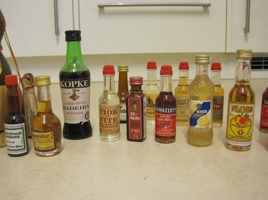 18x Mini-Schnaps-Flasche Fläschli + 1 Wein Lacrima Christi Cantone ...