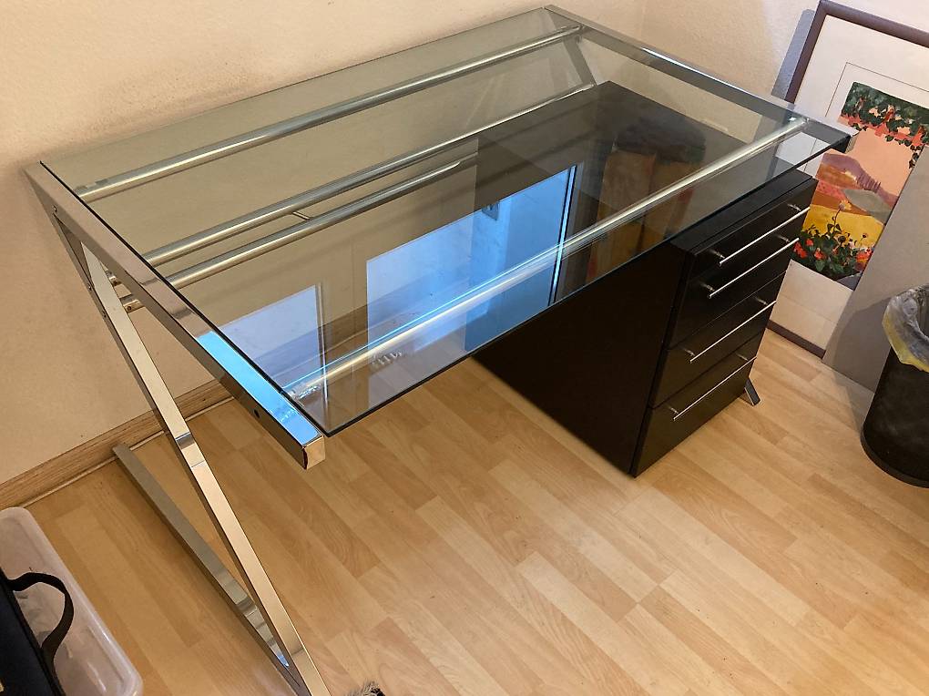 Elegantes Glas / Metall-Pult mit Korpus Canton Basel-Landschaft - tutti.ch