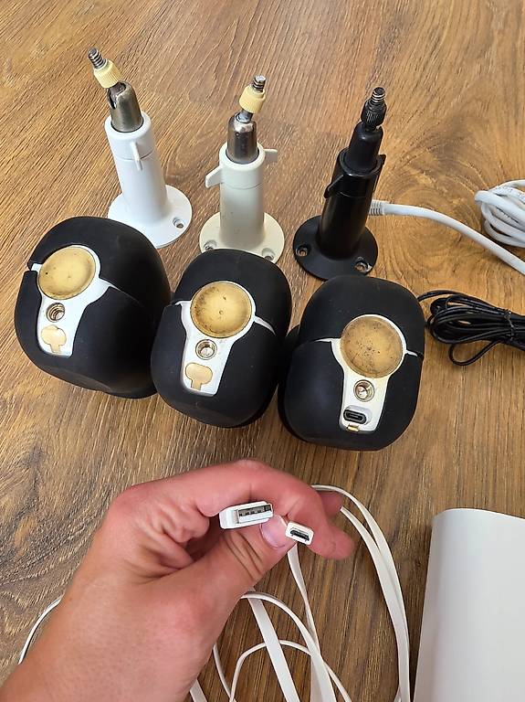 Arlo Pro 2 Überwachungskamera Set (3 Kameras inkl. Zubehör) im Kanton ...