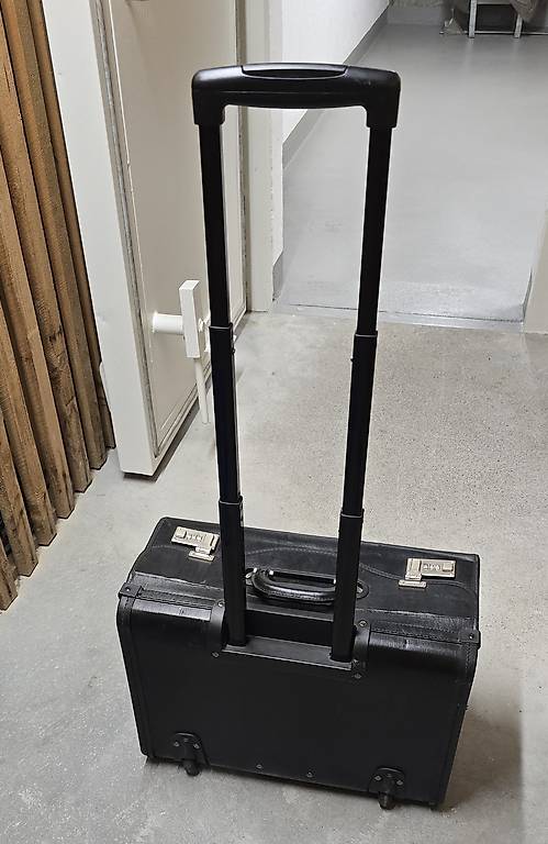 Schwarzer Rollkoffer mit Zahlenschloss und Teleskopgriff im Kanton Bern ...