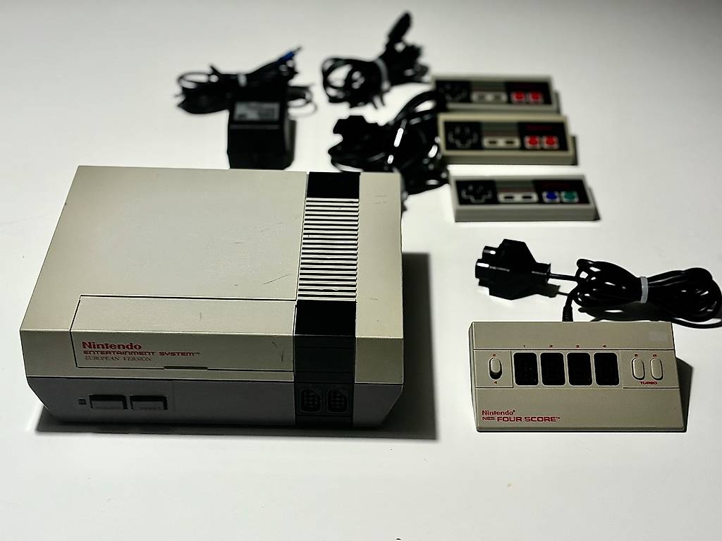 NINTENDO NES KONSOLE, DREI CONTROLLER, FOUR SCORE, PAL im Kanton Zürich ...