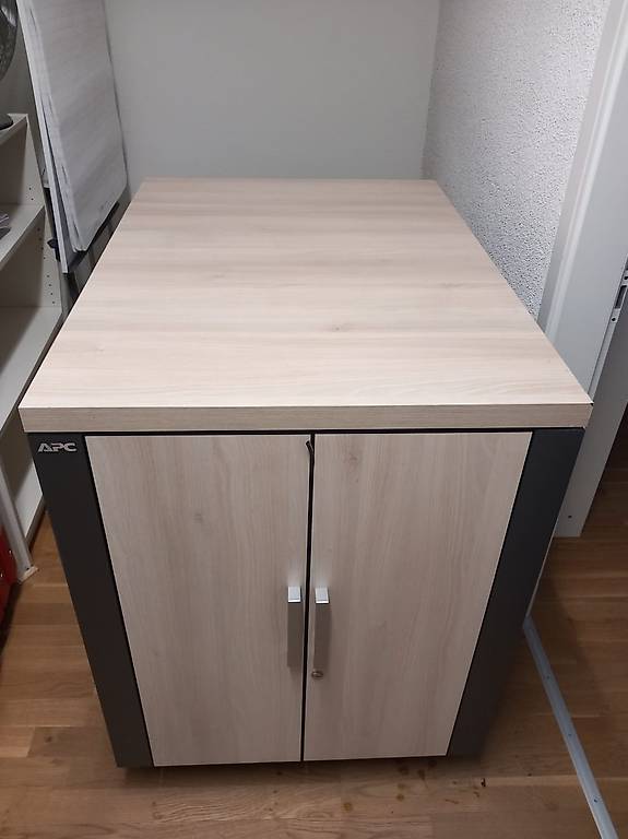 APC NetShelter AR4018IA, top Zustand im Kanton Aargau - tutti.ch