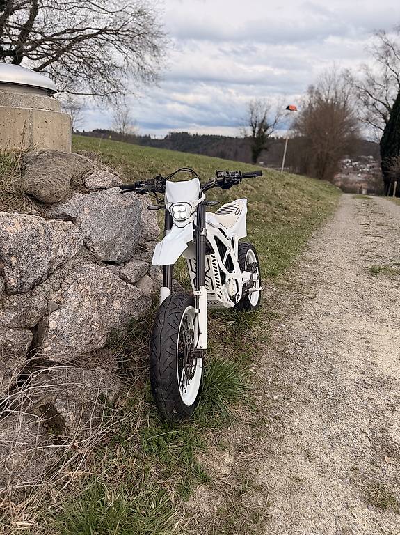 Surron Ultra Bee mit Custom Sumos 1. Hand im Kanton Zürich - tutti.ch