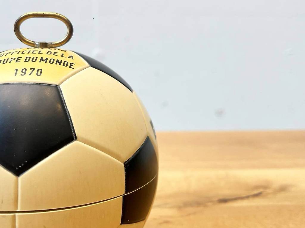 Vintage Adidas Zigarettenspender aus den 1970er Jahren im Kanton Zürich ...