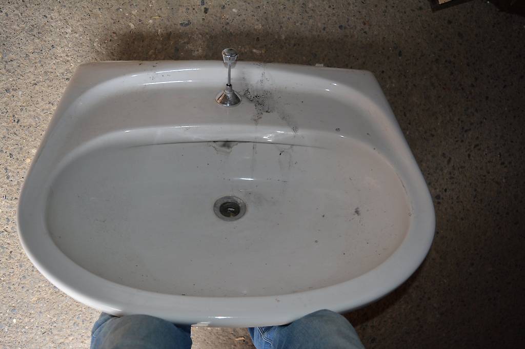 Waschbecken & Stand WC Laufen aus Umbau Canton Appenzell Rhodes ...