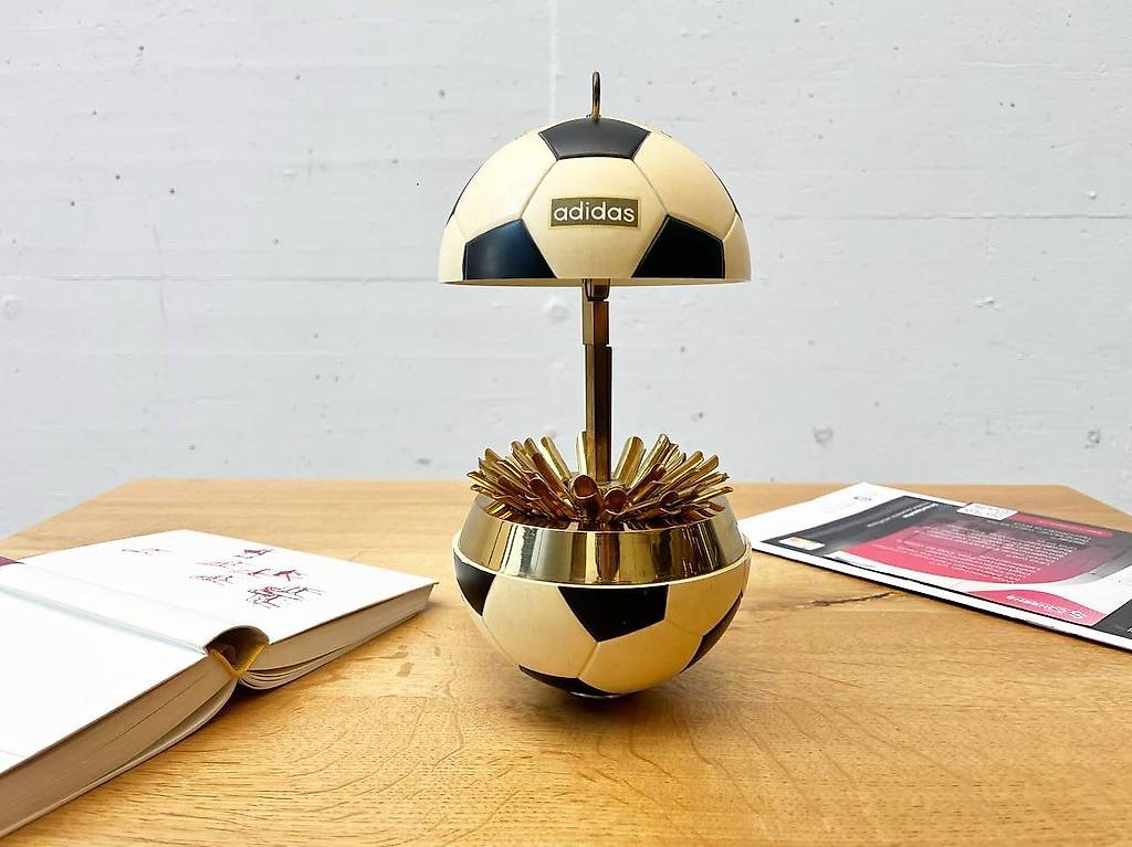 Vintage Adidas Zigarettenspender aus den 1970er Jahren im Kanton Zürich ...