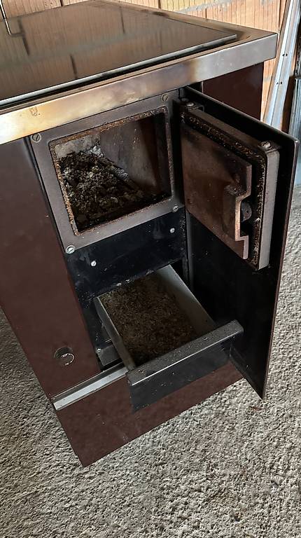 Schwedenofen, Holzofen, Kochofen mit Glaskeramikplatte im Kanton Bern ...
