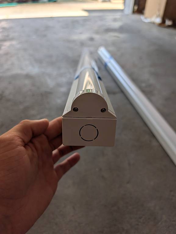 2× LED Balkenleuchte 120cm 32W Tri-Color IP20, Paar im Kanton Luzern ...