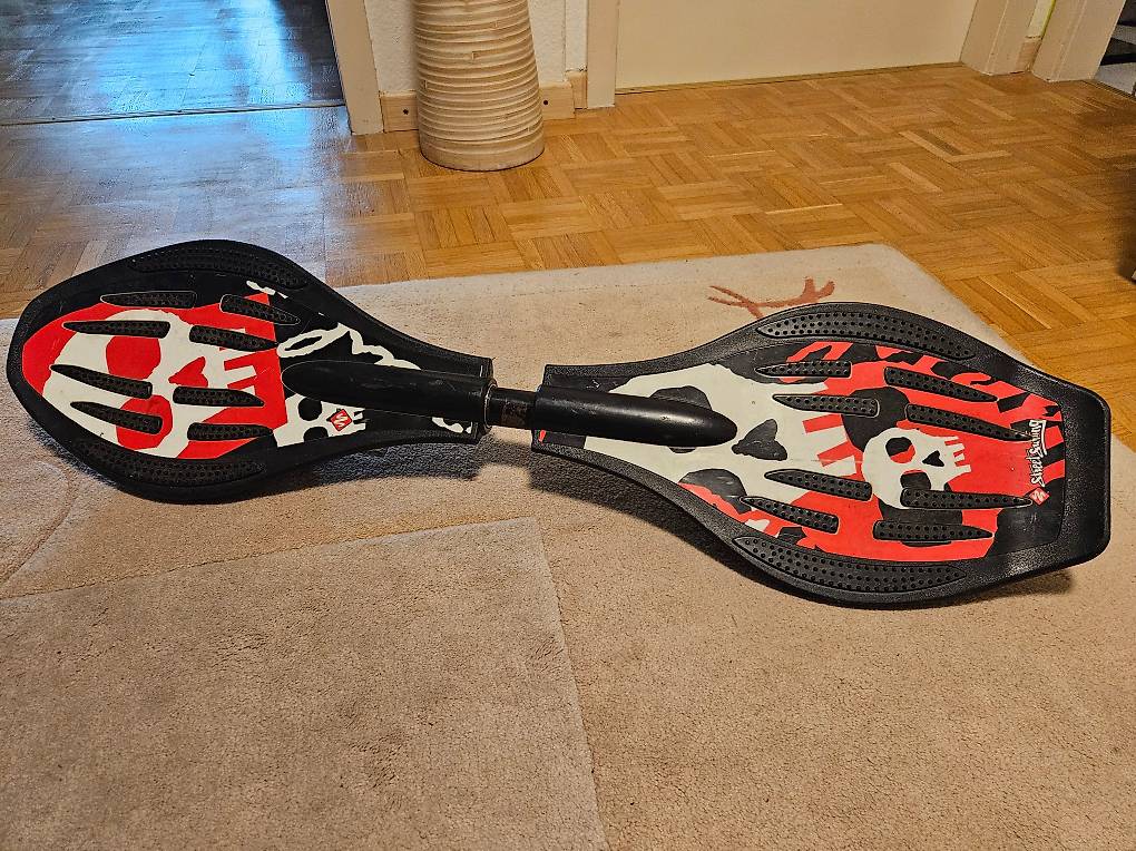 Waveboard / Casterboard mit Totenkopf-Design ? gut erhalten im Kanton ...