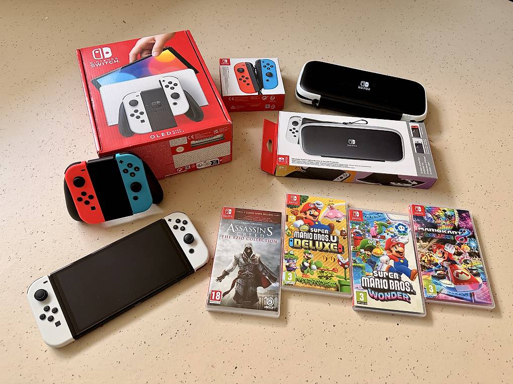 Nintendo Switch (OLED-Modell) mit Zubehör und Spielen im Kanton Zürich ...