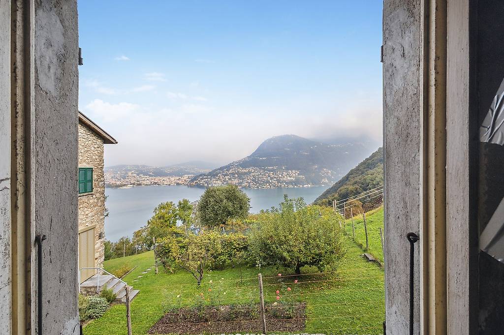 Nucleo di Pugerna con vista sul Lago di Lugano Cantone Ticino ...