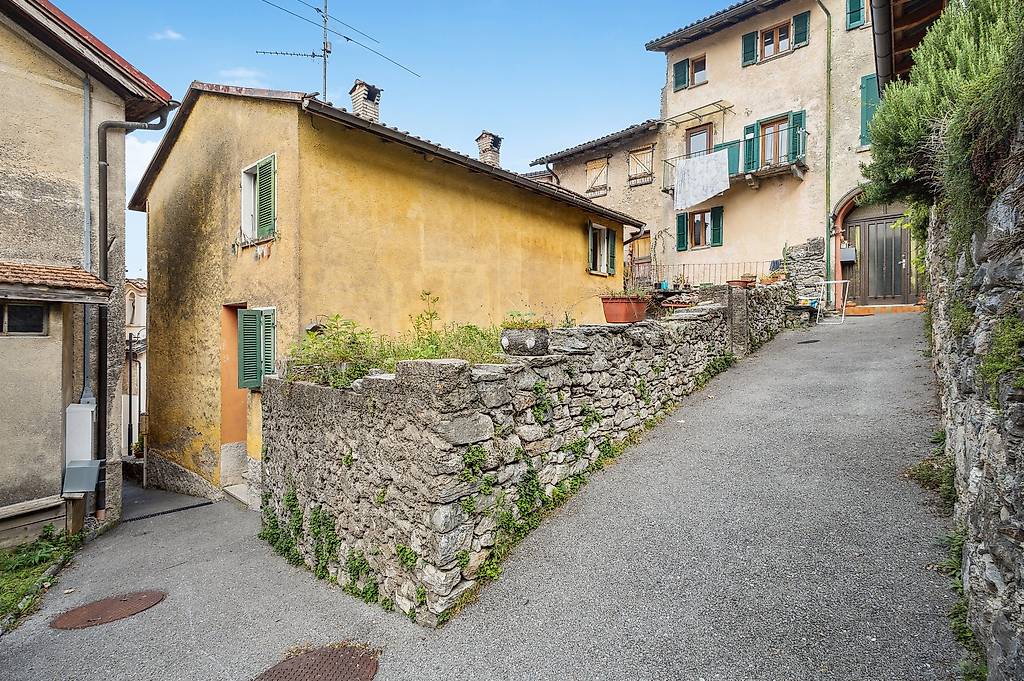 Nucleo di Pugerna con vista sul Lago di Lugano Cantone Ticino ...