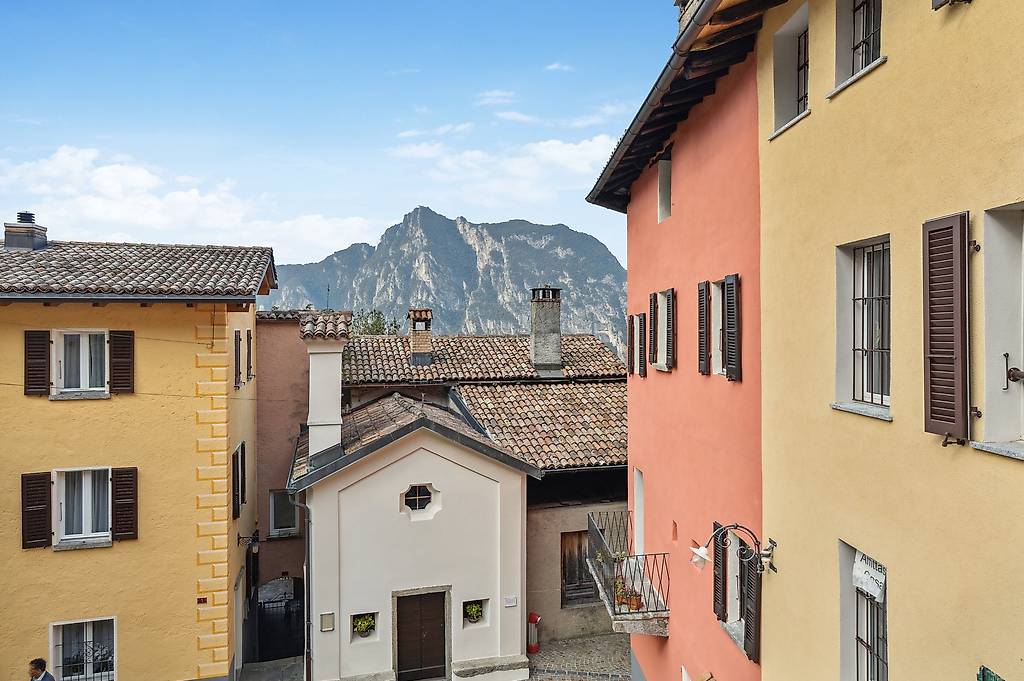 Nucleo di Pugerna con vista sul Lago di Lugano Cantone Ticino ...