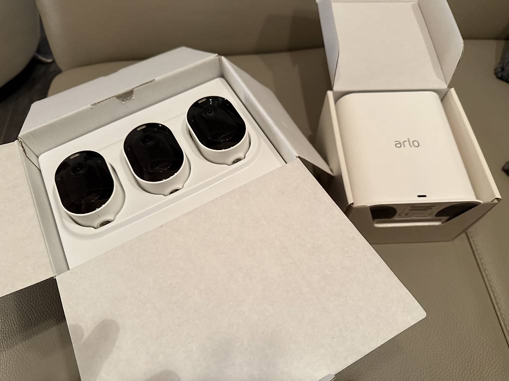 3x Arlo Pro 4 + SmartHub + Solar im Kanton Thurgau - tutti.ch