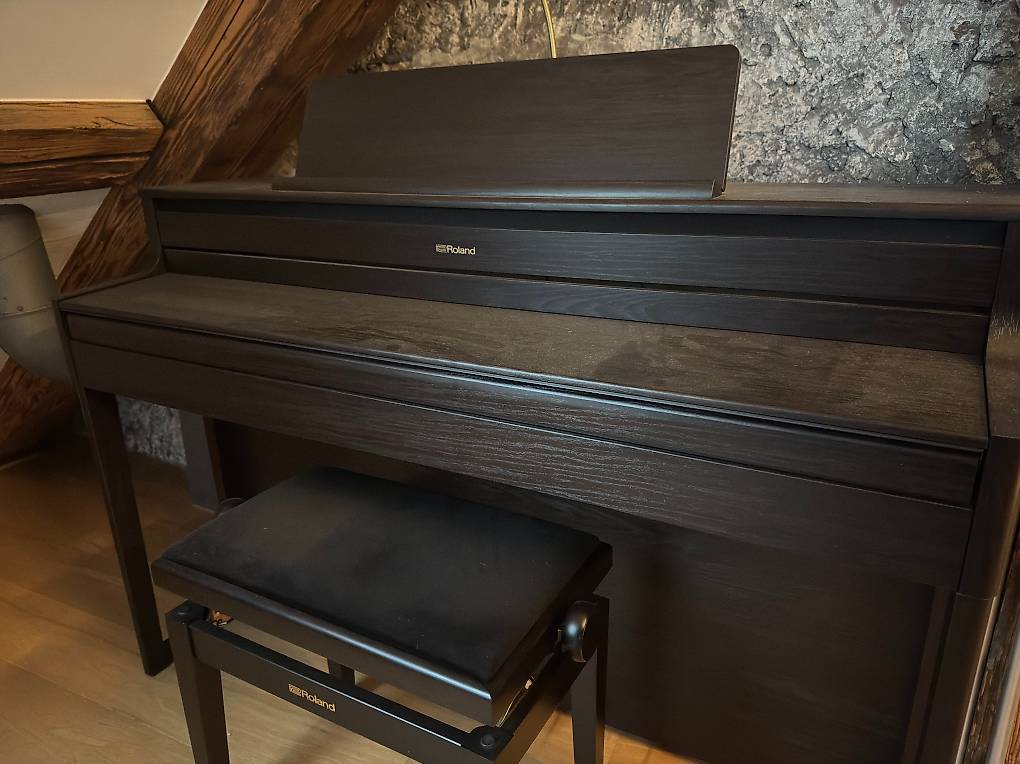 Piano Roland hp 704 inkl. Klavierbank im Kanton Solothurn - tutti.ch
